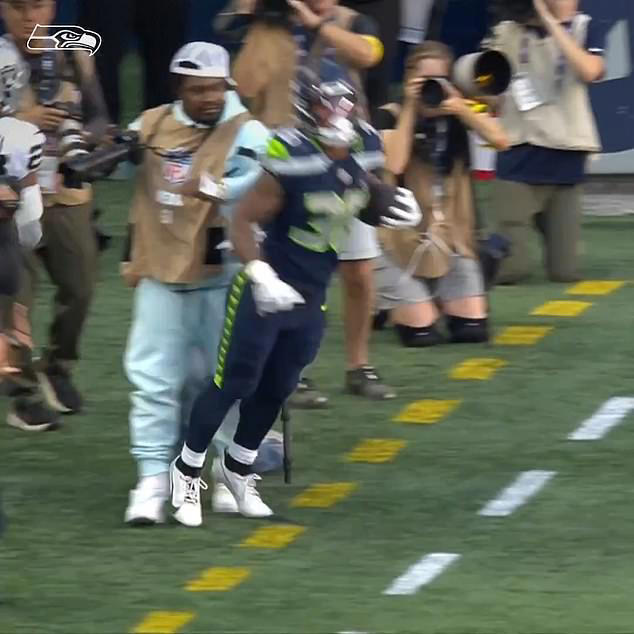 NFL legend Marshawn Lynch throws an elbow at a player while at Seahawks ...
