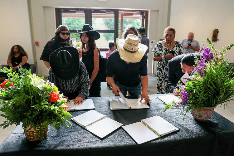 Friends, fans and family say goodbye to San Antonio music legend Flaco ...