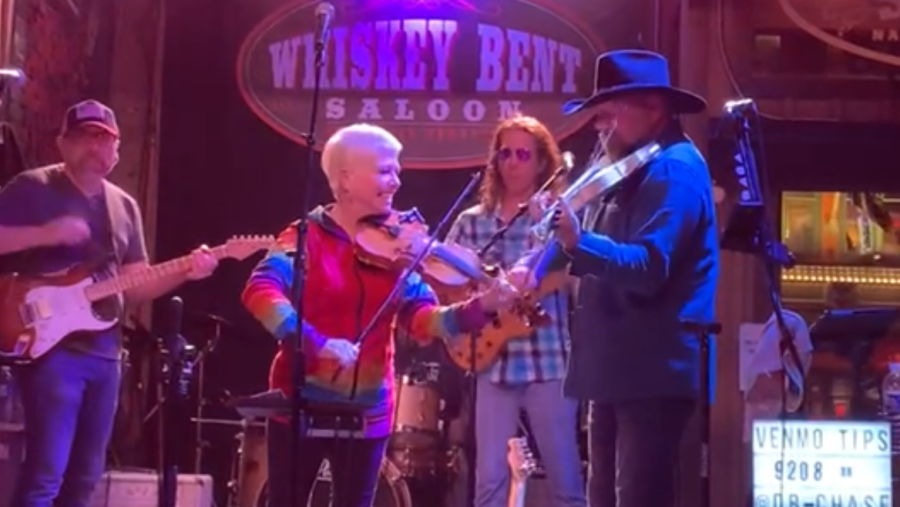 Florida duo play bluegrass, Caribbean at Muskegon bar