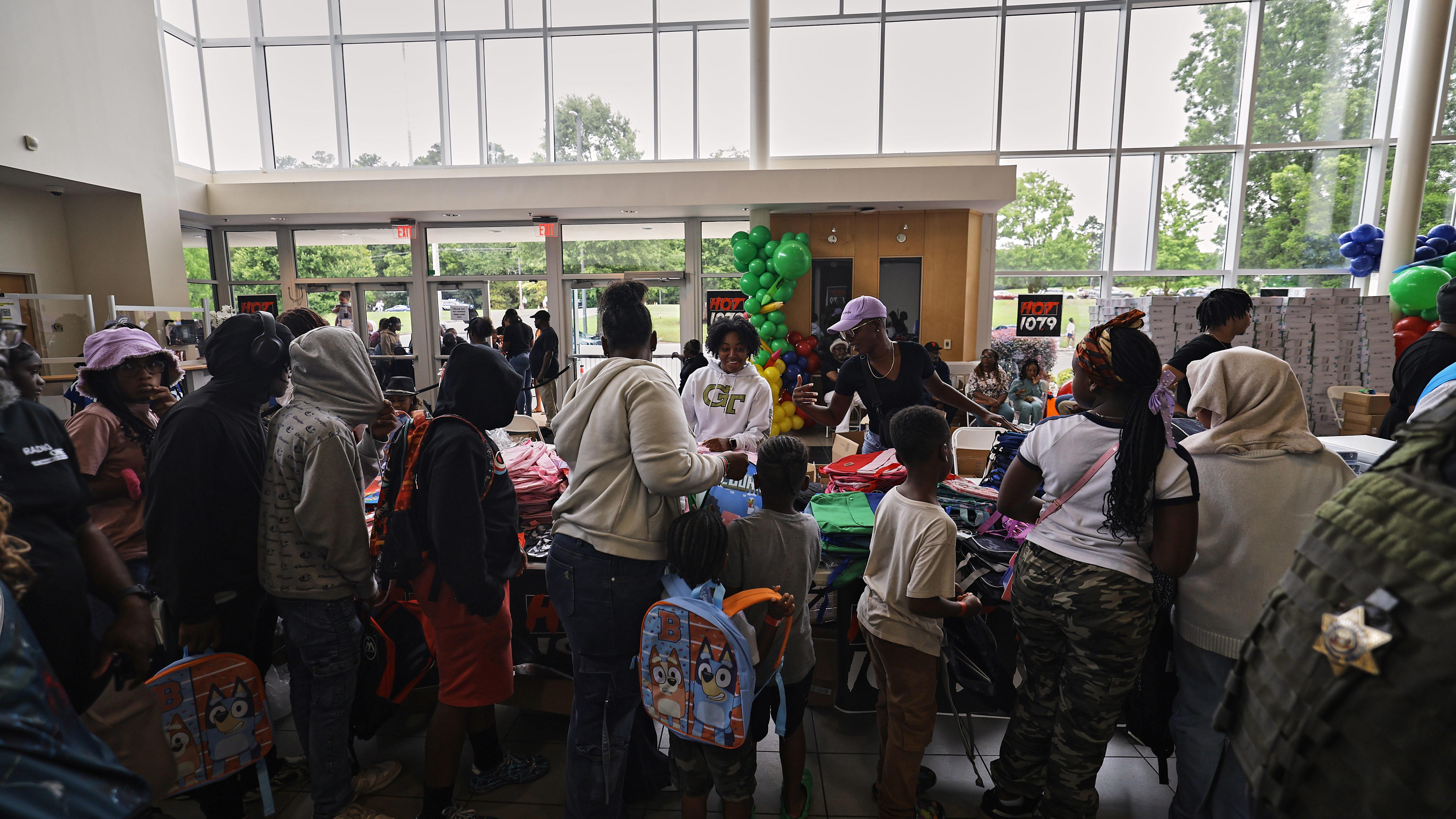 Atlanta rapper 21 Savage hosts back-to-school drive for thousands of ...
