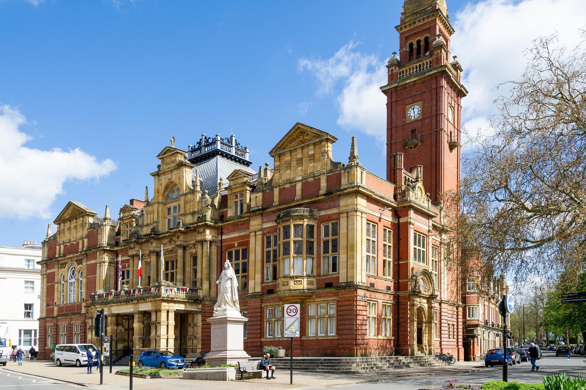 Warwick district councillors call for urgent meeting to address ...
