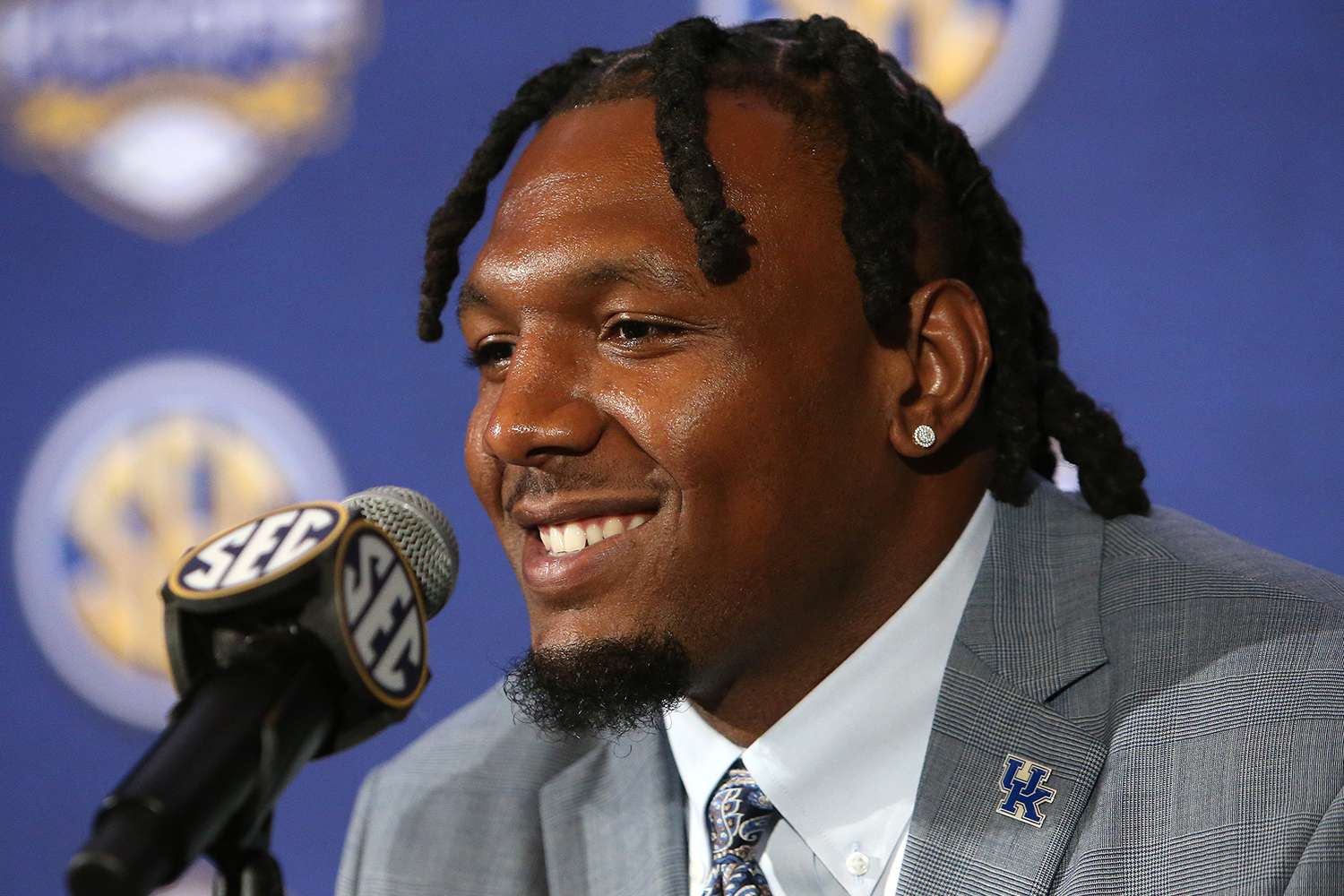 NFL Rookie Born With 6 Fully-Functioning Fingers on One Hand 'Always ...