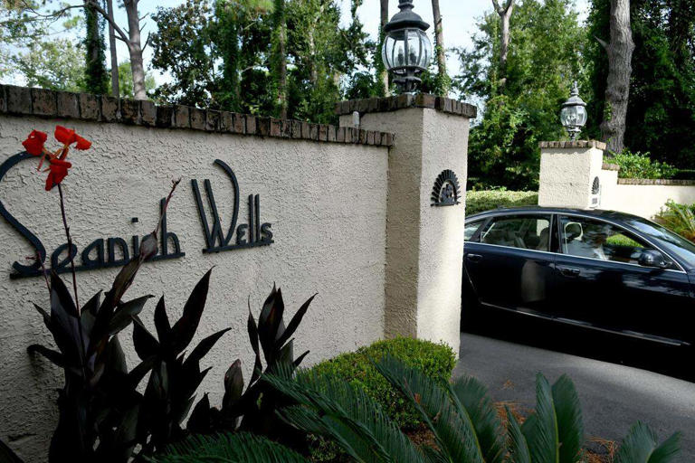 Which gated communities on Hilton Head have banned short-term rentals?