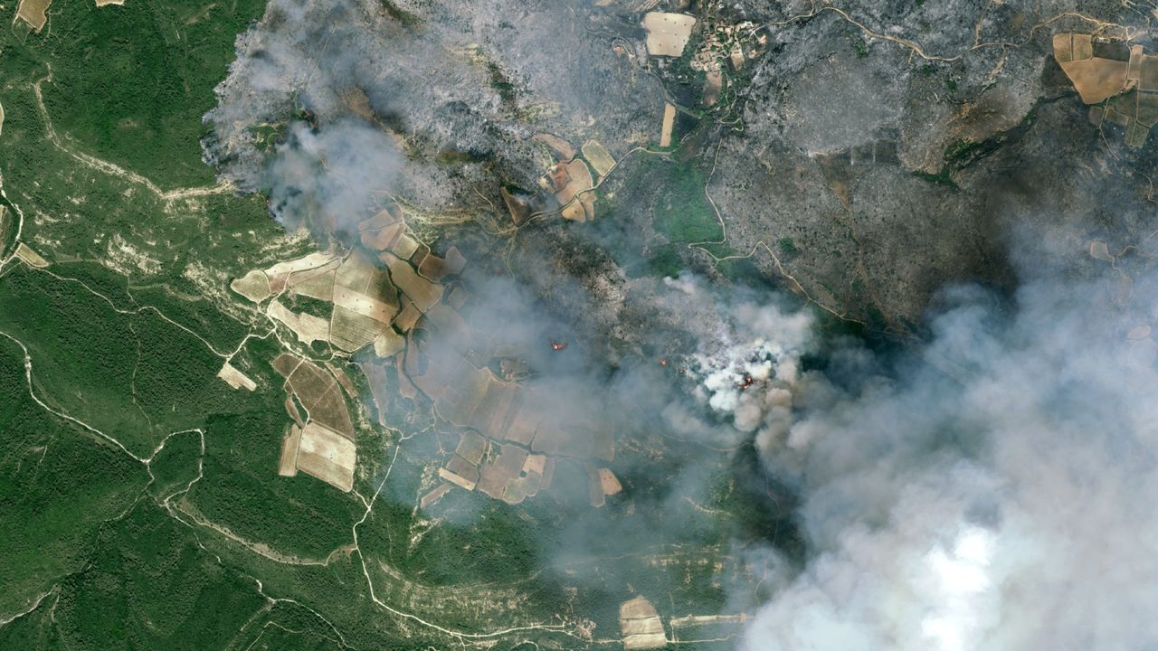 Satellites watch France's largest wildfire in 75 years burn an area ...