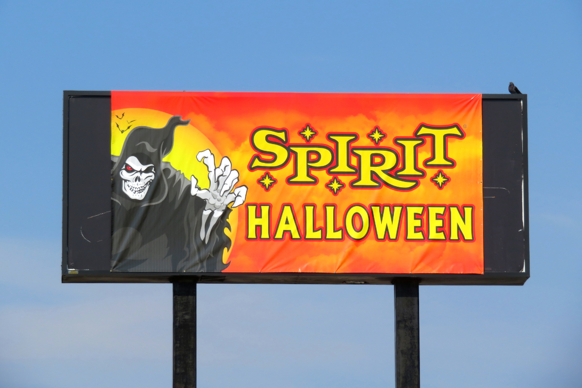 Spirit Halloween's 'Sufficiently Creepy' Life-Size Annabelle Doll Will ...