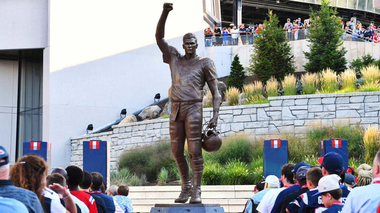 Patriots unveil statue of Tom Brady outside Gillette Stadium