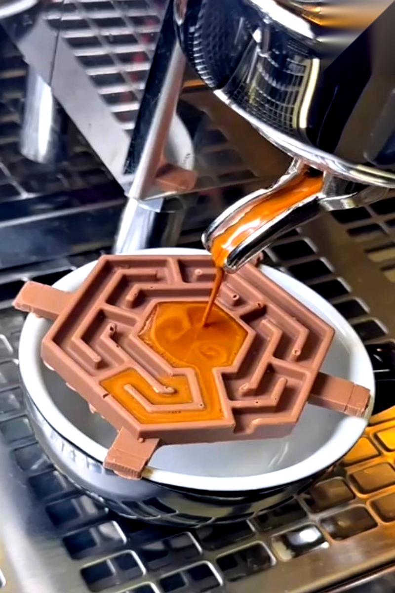 Kreative Espresso Pour durch Labyrinth Filter