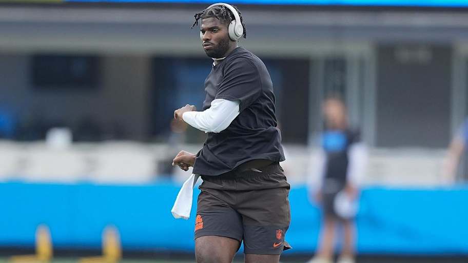 Shedeur Sanders arrives for Browns start with insane chain, crazy ...