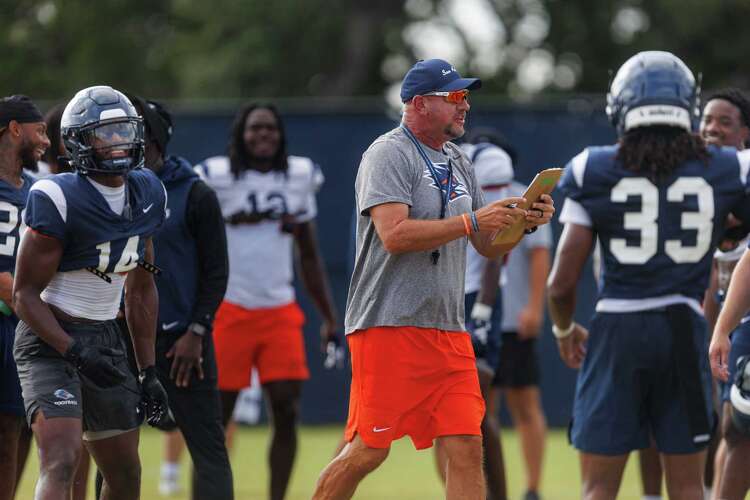 UTSA football coach Jeff Traylor pushing Roadrunners through more ...