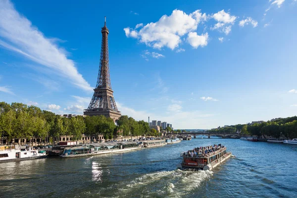 17 signs a popular destination is a total tourist trap