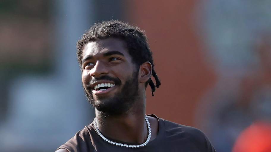 Shedeur Sanders arrives for Browns start with insane chain, crazy ...