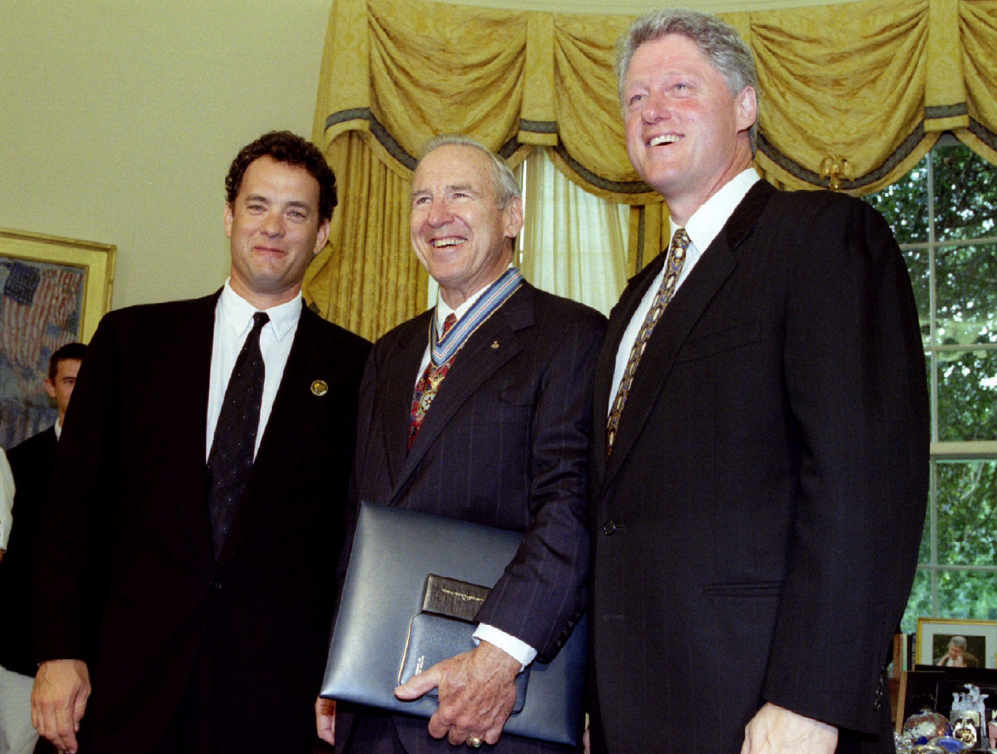 Tom Hanks reacts to the death of Jim Lovell, astronaut he portrayed in ...