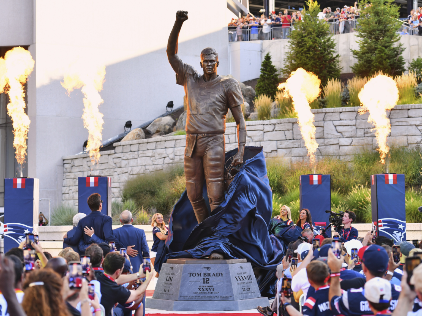 Eine Statue für die Quarterback-Legende