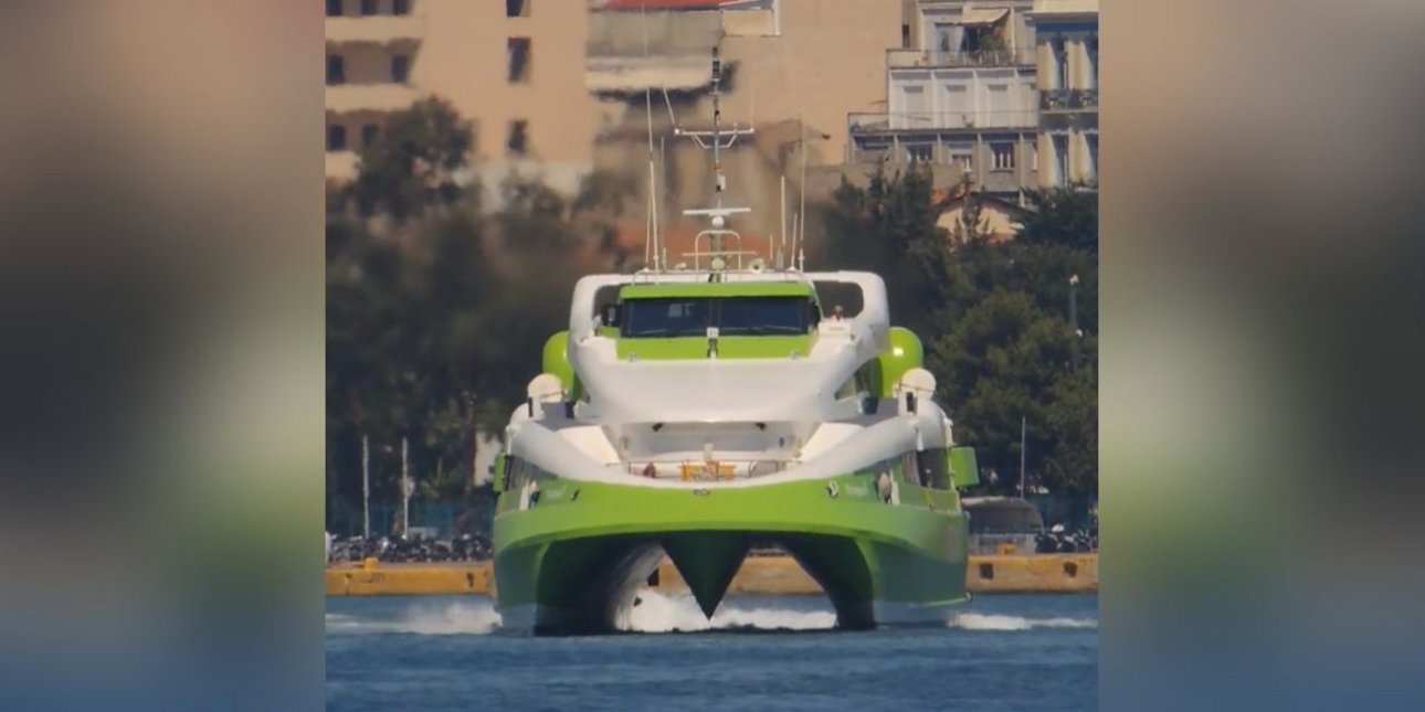 Μηχανική βλάβη πριν τον απόπλου καθήλωσε το Flying Cat III στο λιμάνι ...