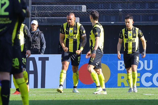 Clausura: Peñarol está goleando 3-0 a Nacional en el Campeón del Siglo