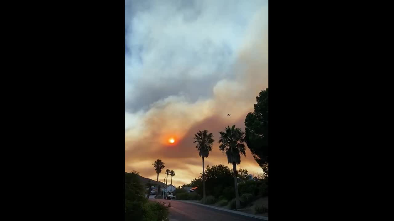 Canyon Fire smoke and firefighting planes in Palmdale, California