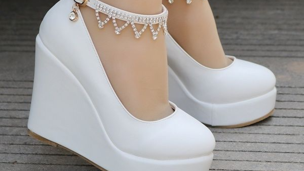 How to pair wedge heels with your outfit elegantly?