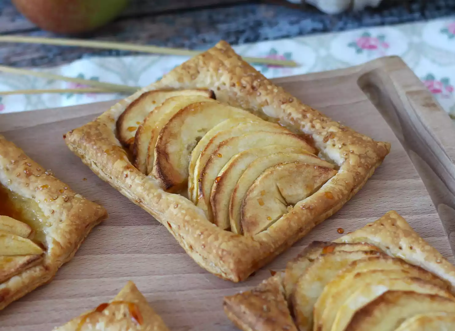 Thin apple pies