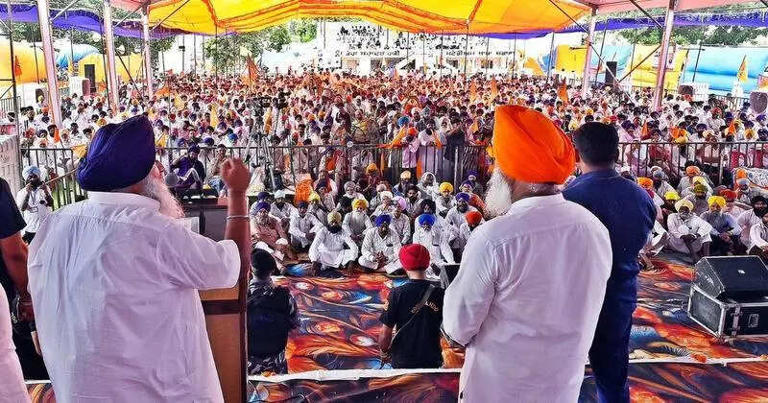 Under oppn fire, AAP big guns skip Baba Bakala meet