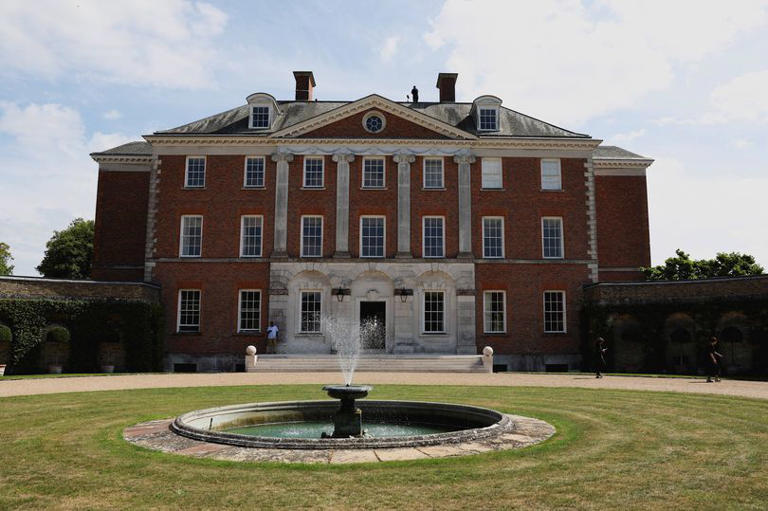 JD Vance's Cotswolds summer holiday has turned local area into 'Disneyland'