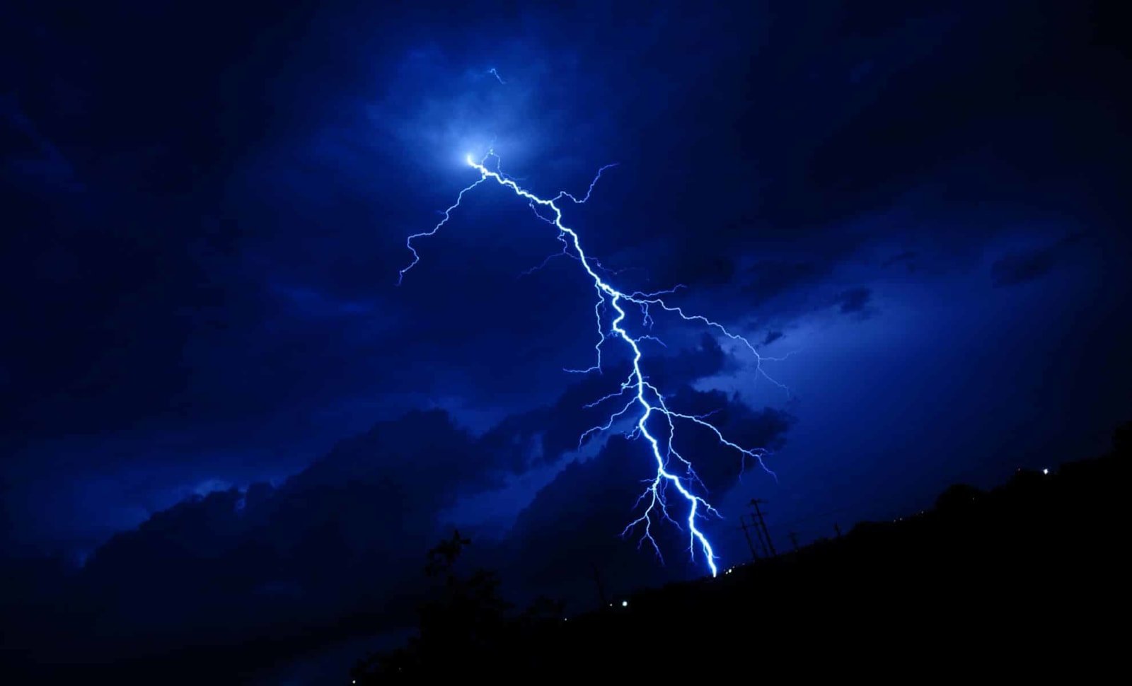 From Orbit, They Capture An 830 Km Lightning Bolt… A Record-breaking Flash