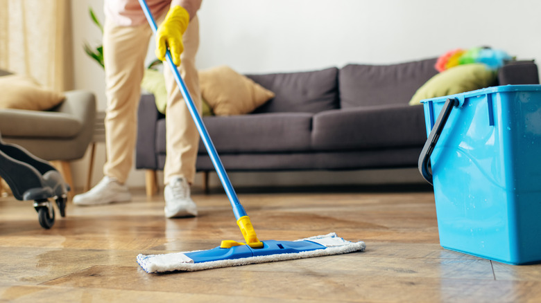 Easily Clean Greasy Floors With Two Cheap Items Everyone Has In Their ...