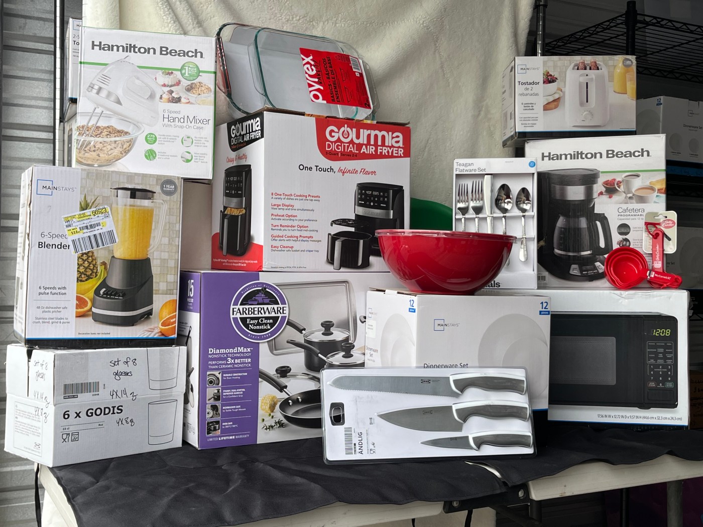 Save Mart donates $2,500 to provide kitchen kits to former foster youth