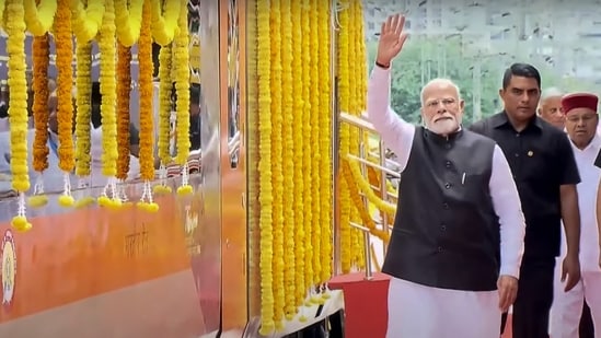 PM Modi flags off 3 Vande Bharat trains, much-awaited yellow line in ...