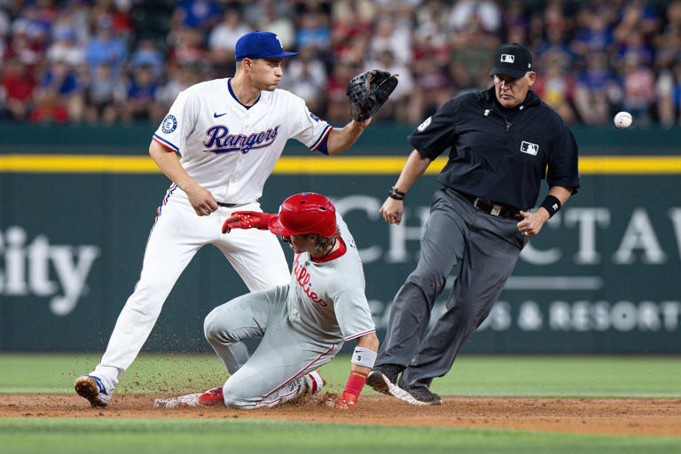 Watch: Josh Hamilton receives his Rangers Hall of Fame jacket, throws ...