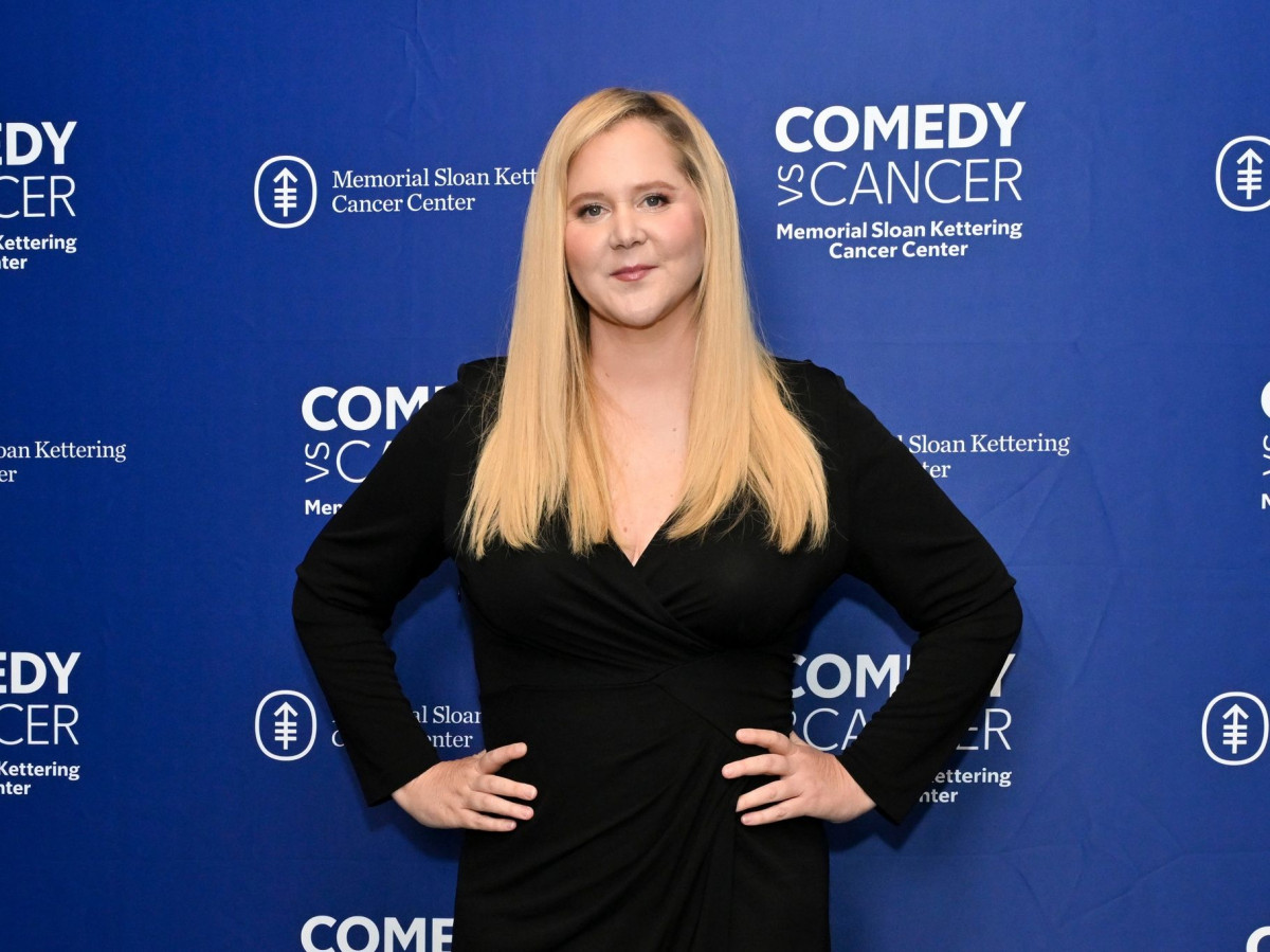 Η Amy Schumer στηρίζεται σε «πι» & αποκαλύπτει τη χειρουργική επέμβαση ...