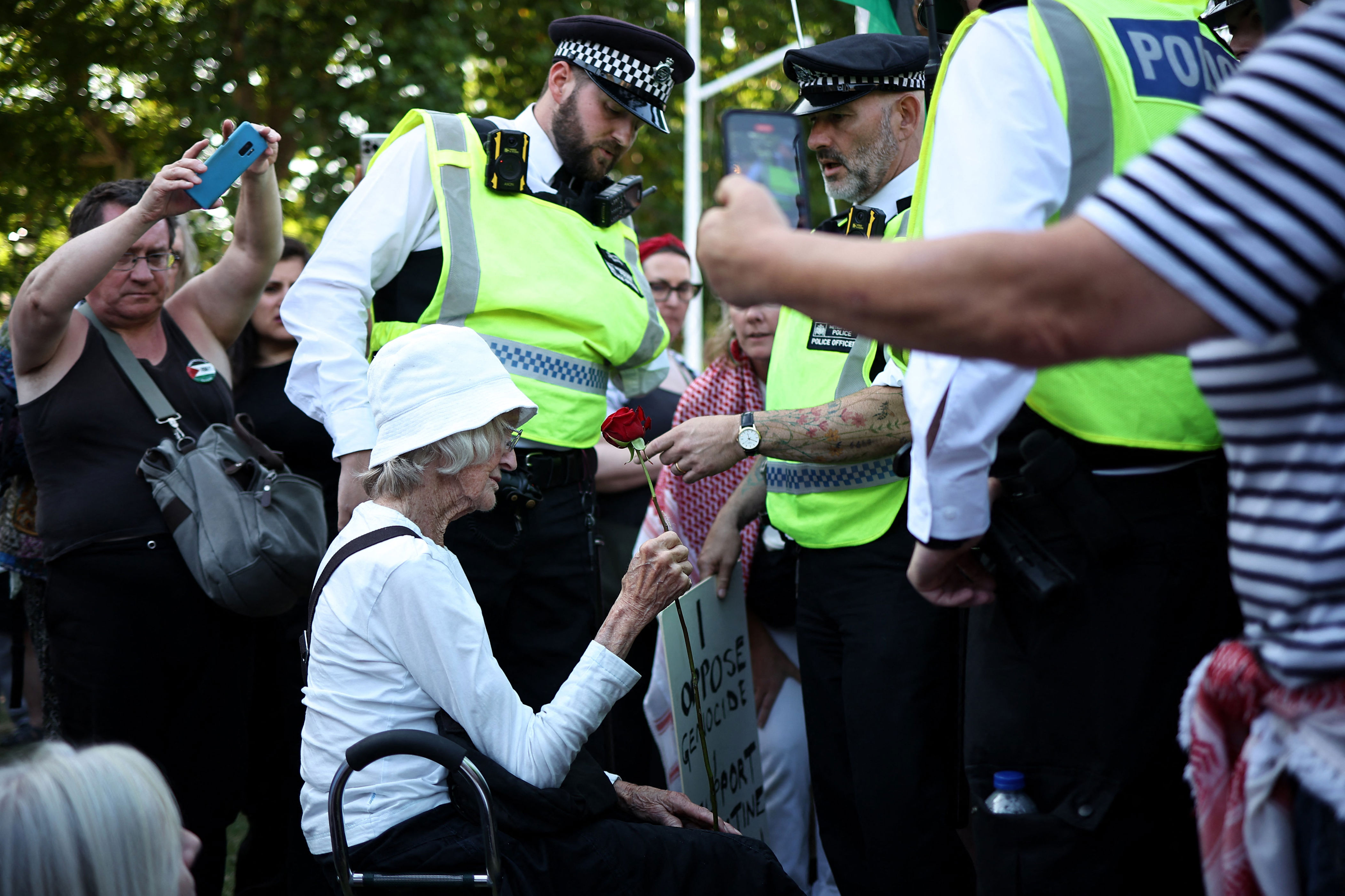 London protests live: Police arrest more than 450 people as hundreds ...