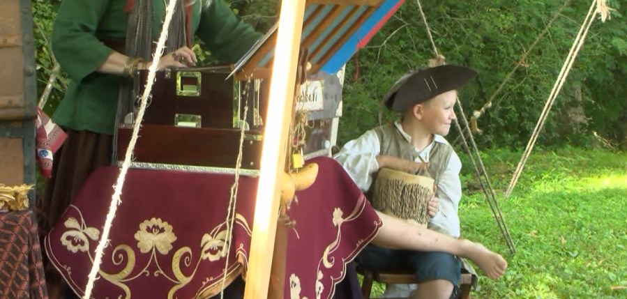 English country dancing & colonial brewing for Davy Crockett’s birthday