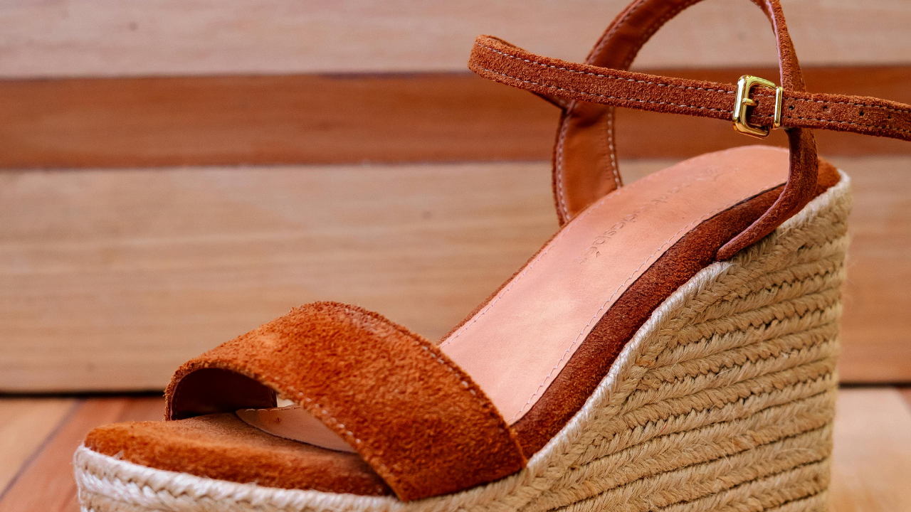 How to pair wedge heels with your outfit elegantly?