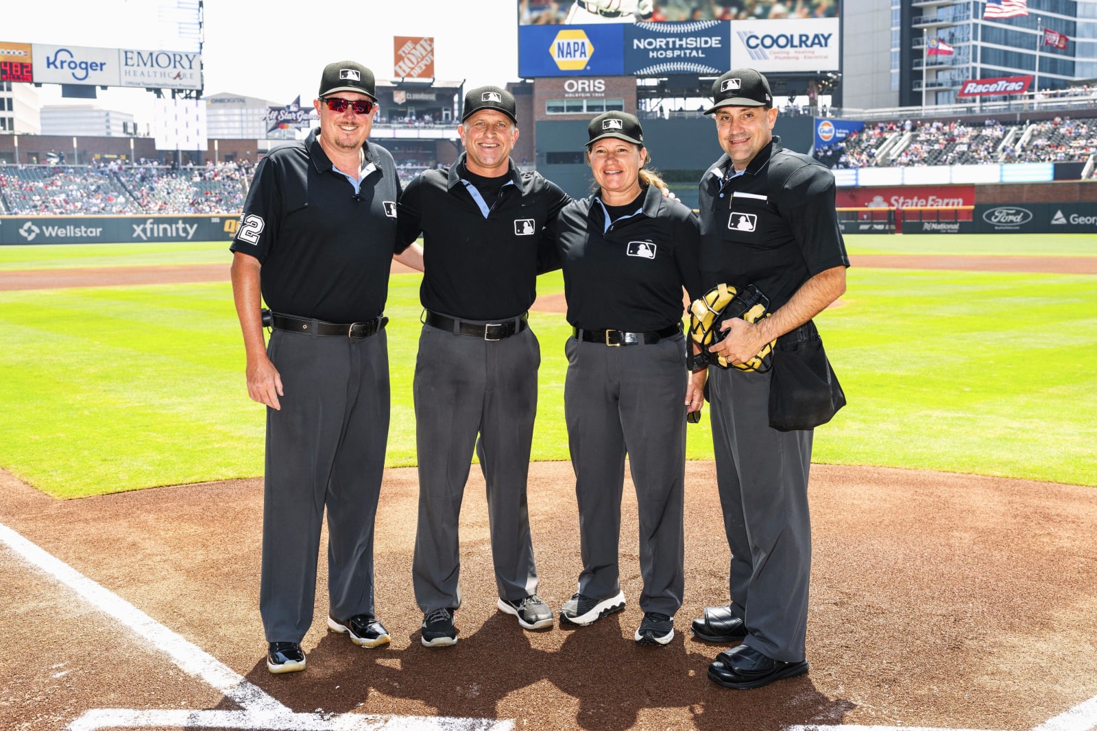 大リーグで初の女性審判員誕生 パウォルさんデビュー