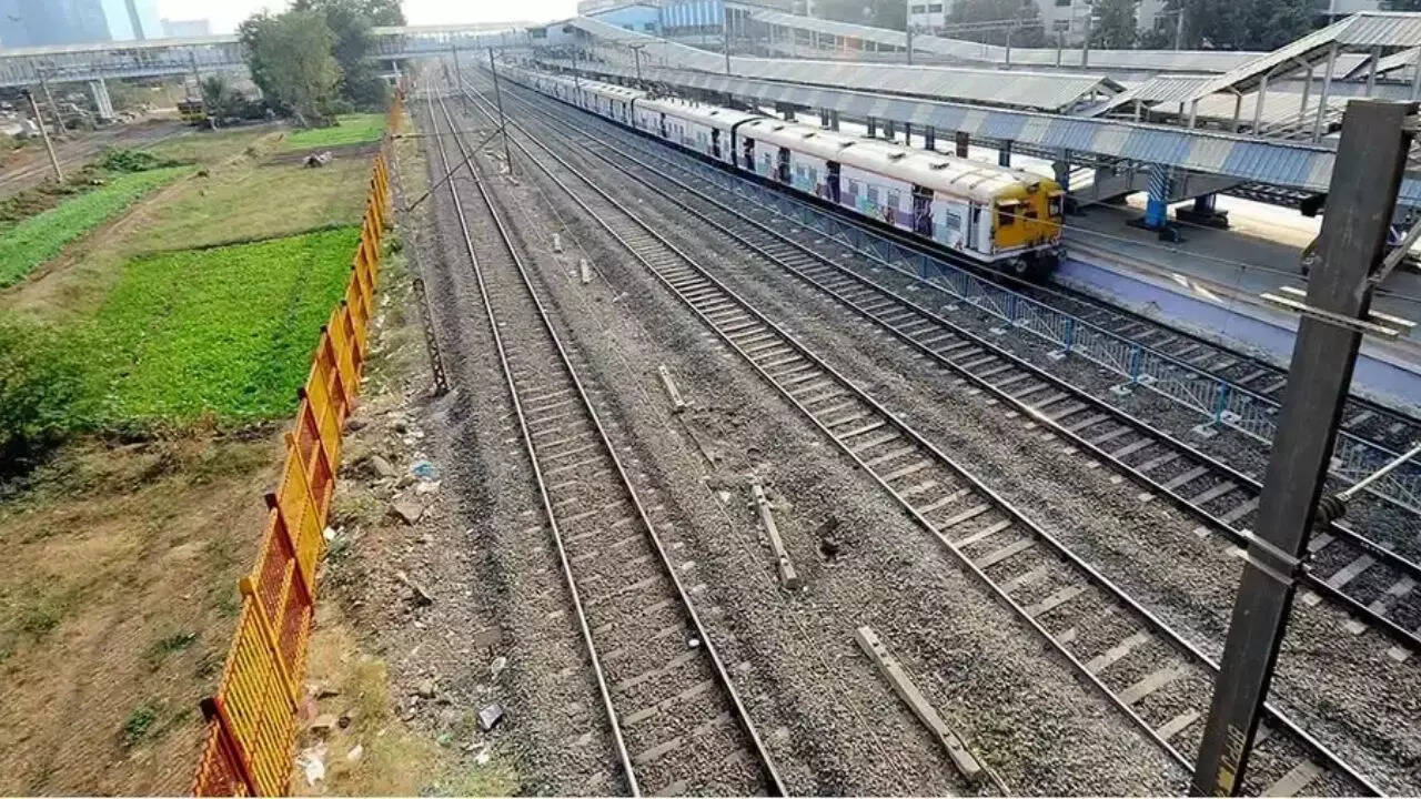 Rail blocks on Central Railway on main, Harbour lines overnight: No ...