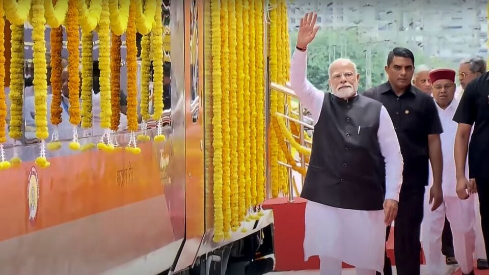 PM Modi flags off Namma Metro Yellow line from Bengaluru's Ragigudda ...