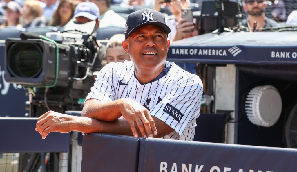 Yankee legend breaks injury news during game