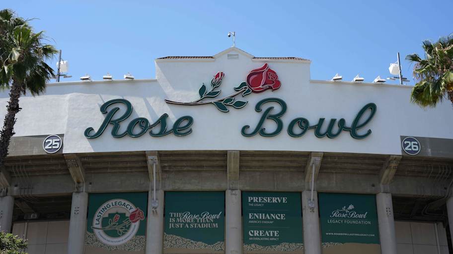 Rose Bowl unveils statue celebrating 1902 Michigan team