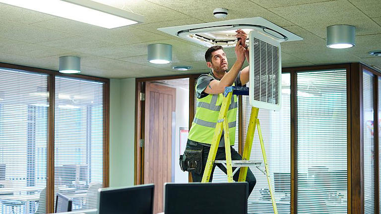 Facteur, ingénieur, agent d'entretien : des hackers s'infiltrent-ils ...