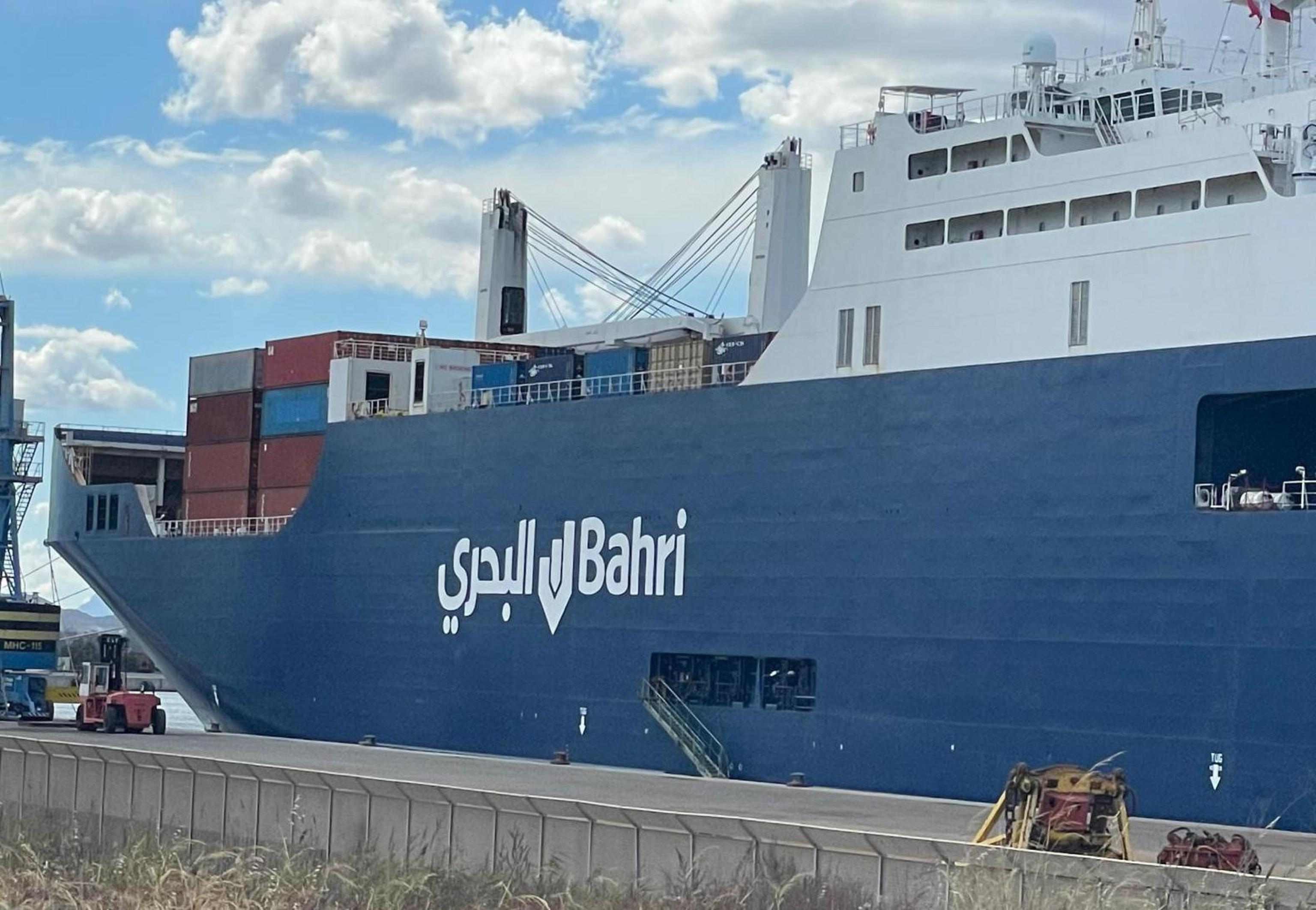 Bahri Yanbu ha lasciato Genova, cannone fuori dal porto