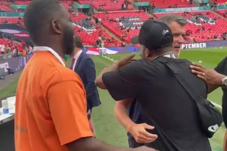 Roy Keane's reaction was exactly as expected when fan tried to hug Man ...