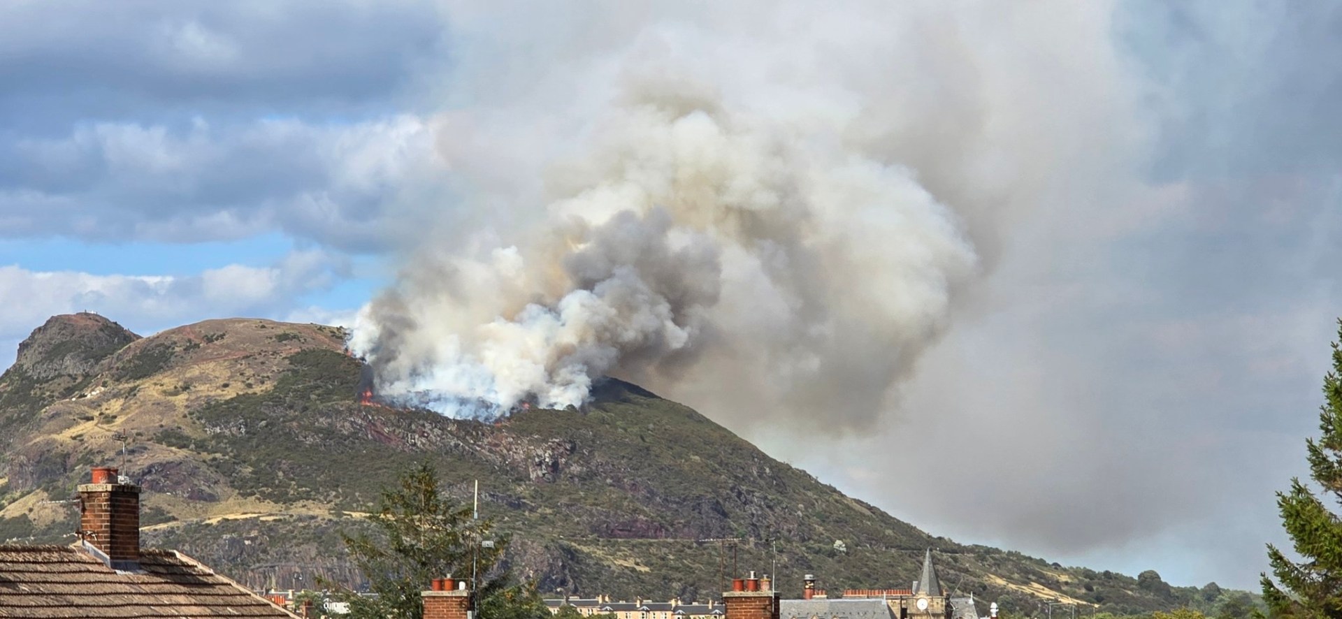 Tourists fled after huge wildfire breaks out at Arthur