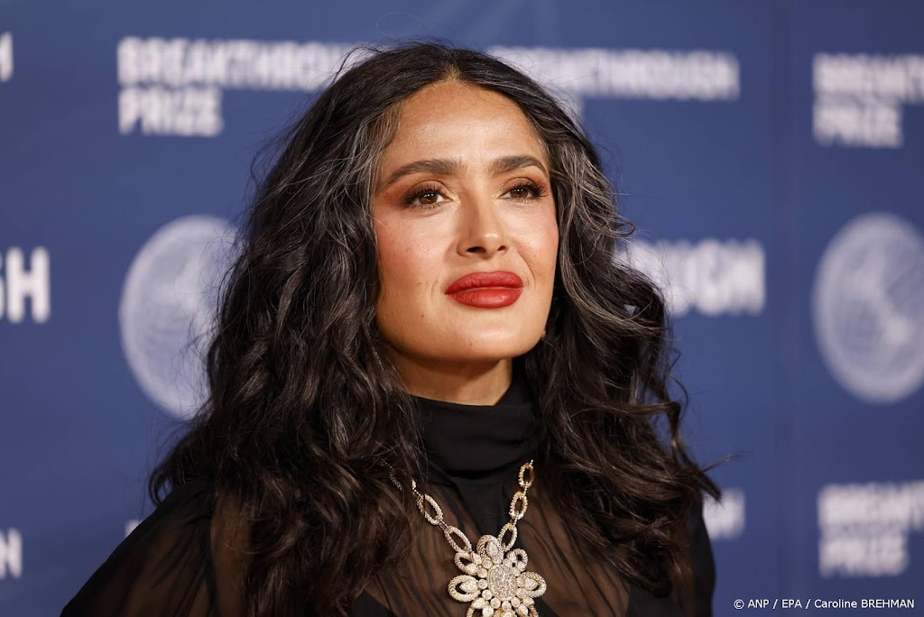 Salma Hayek viert mijlpaal met 30 miljoen volgers op Instagram