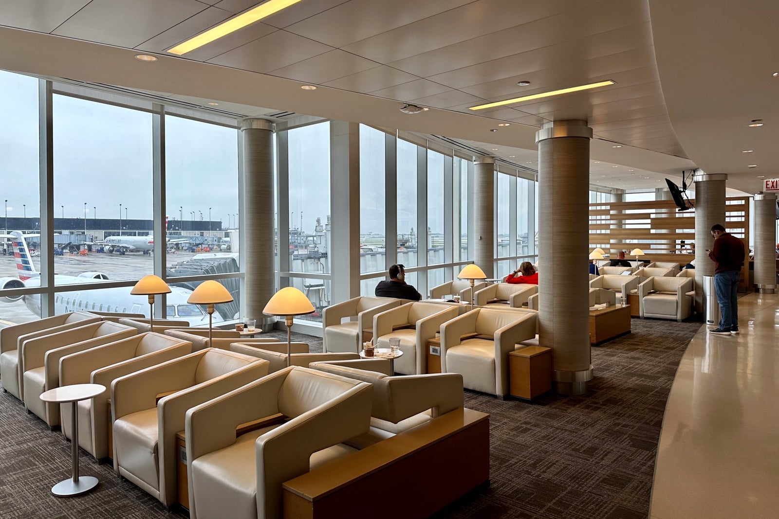 3 reasons why this is the best card for Admirals Club lounge access