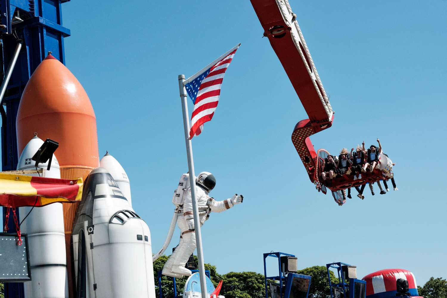 Riders Left Hanging Upside Down for 20 Minutes as Ride Breaks Down at ...