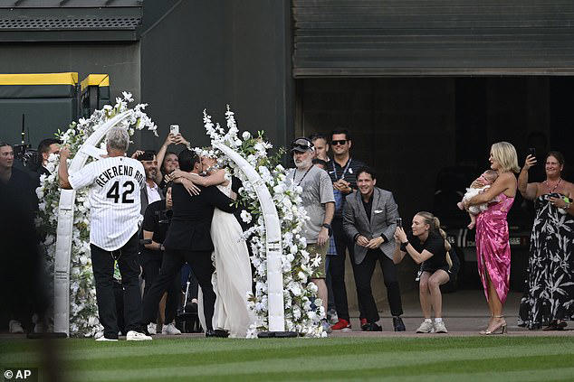 White Sox fans get married in a MINUTE and celebrate with 50-foot hot ...
