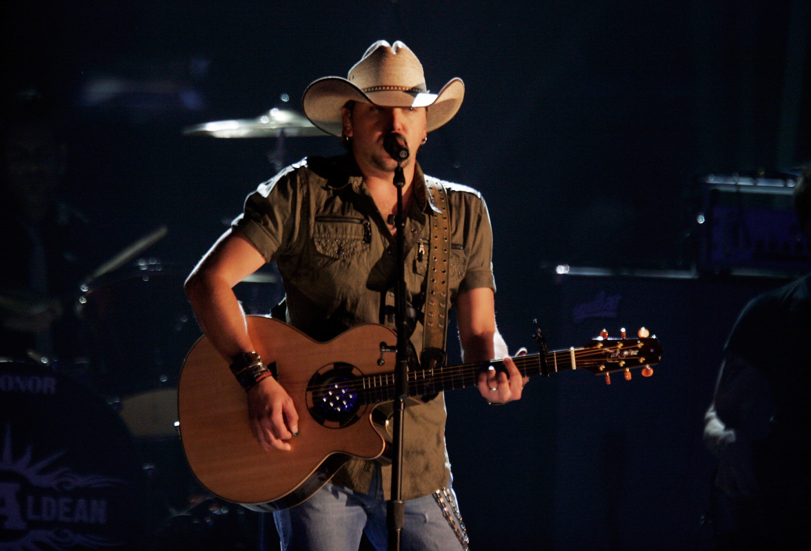 Jason Aldean's Wife Brittany Stuns Fans With Incredibly Toned Figure ...