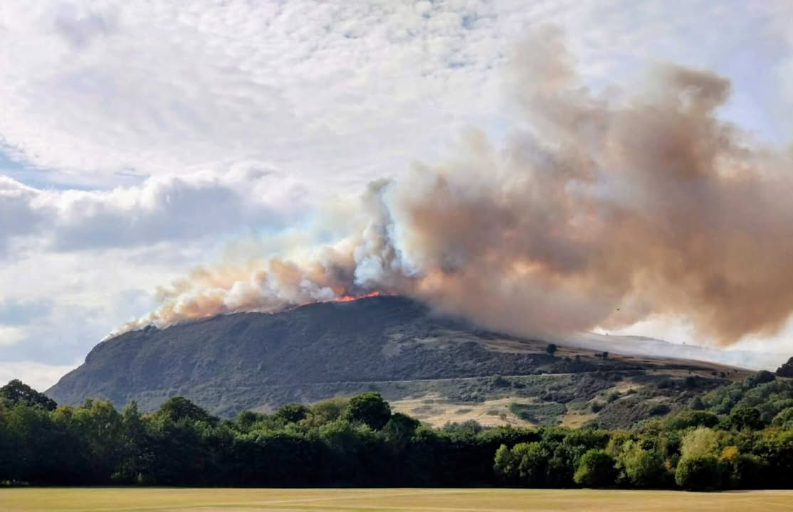 Massive fire breaks out on Arthur's Seat as huge orange flames and ...