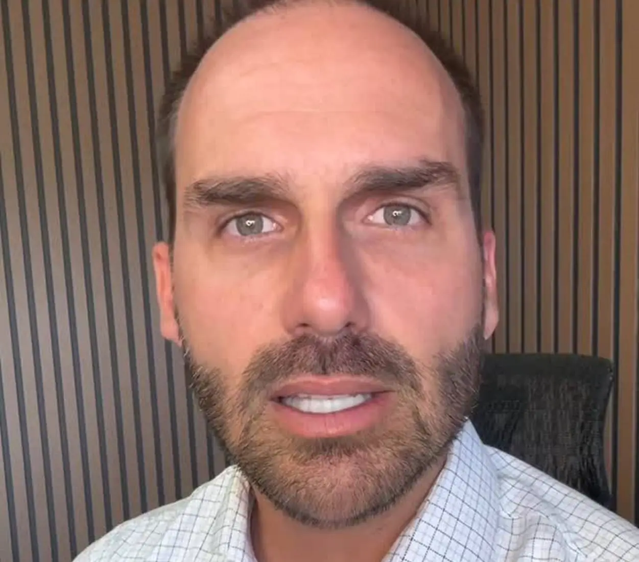 Eduardo Bolsonaro saúda tempos da ditadura militar e promete: "Esses tempos retornarão"