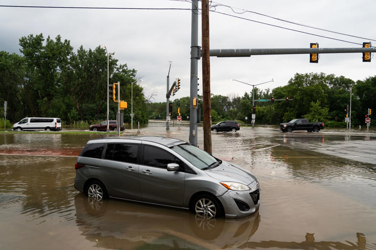 Drivers must move vehicles stranded in floods by Thursday, Milwaukee ...